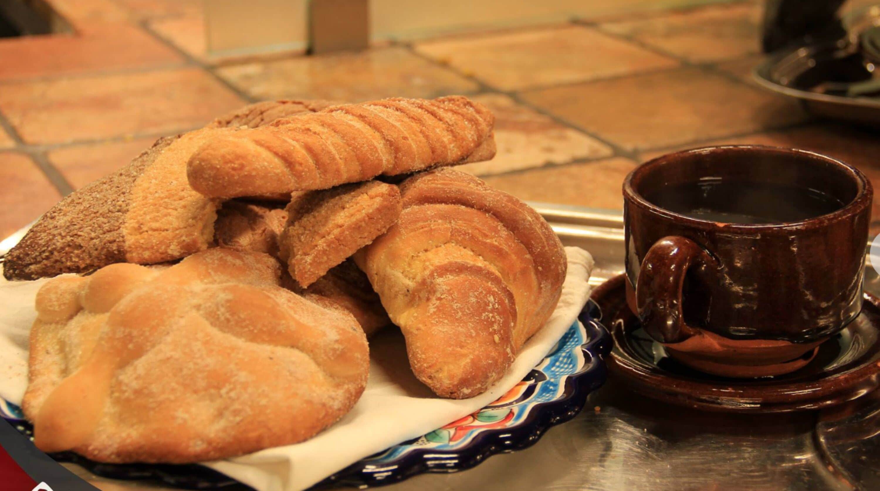 Uma bandeja com doces e uma xícara de café.