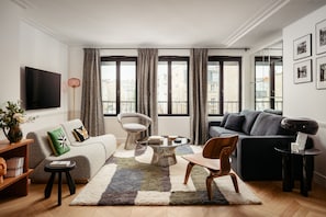 Apartamento superluxo | Área de estar | TV LCD 43 polegadas com canais digitais, TV, impressoras