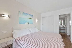 1 quarto, secretária, cortinas/cortinados opacos 