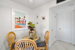 Condo, 1 cama King e sofá-cama, vista para a piscina (#17 - No Pets) | Opções para refeição