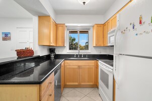 Condo, 1 cama King e sofá-cama, vista para a piscina (#17 - No Pets) | Cozinha privada | Cafeteira/chaleira, geladeira, micro-ondas, fogão