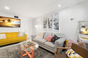 Condo, 1 cama King e sofá-cama, vista para a piscina (#17 - No Pets) | Área de estar | TV de tela plana 40 polegadas com canais digitais, TV