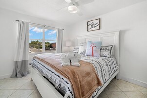 Condo, 1 cama King e sofá-cama, vista para a piscina (#17 - No Pets) | 1 quarto, Wi-Fi de cortesia, individualmente decorados