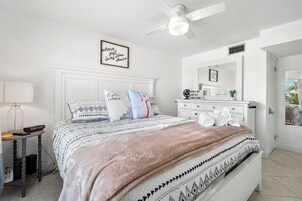 Condo, 1 cama King e sofá-cama, vista para a piscina (#17 - No Pets) | 1 quarto, Wi-Fi de cortesia, individualmente decorados