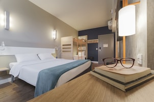 Apartamento família, várias camas | Escrivaninha, cortinas blackout, quartos à prova de som, berços grátis