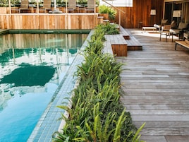 Piscina externa, guarda-sóis, espreguiçadeiras