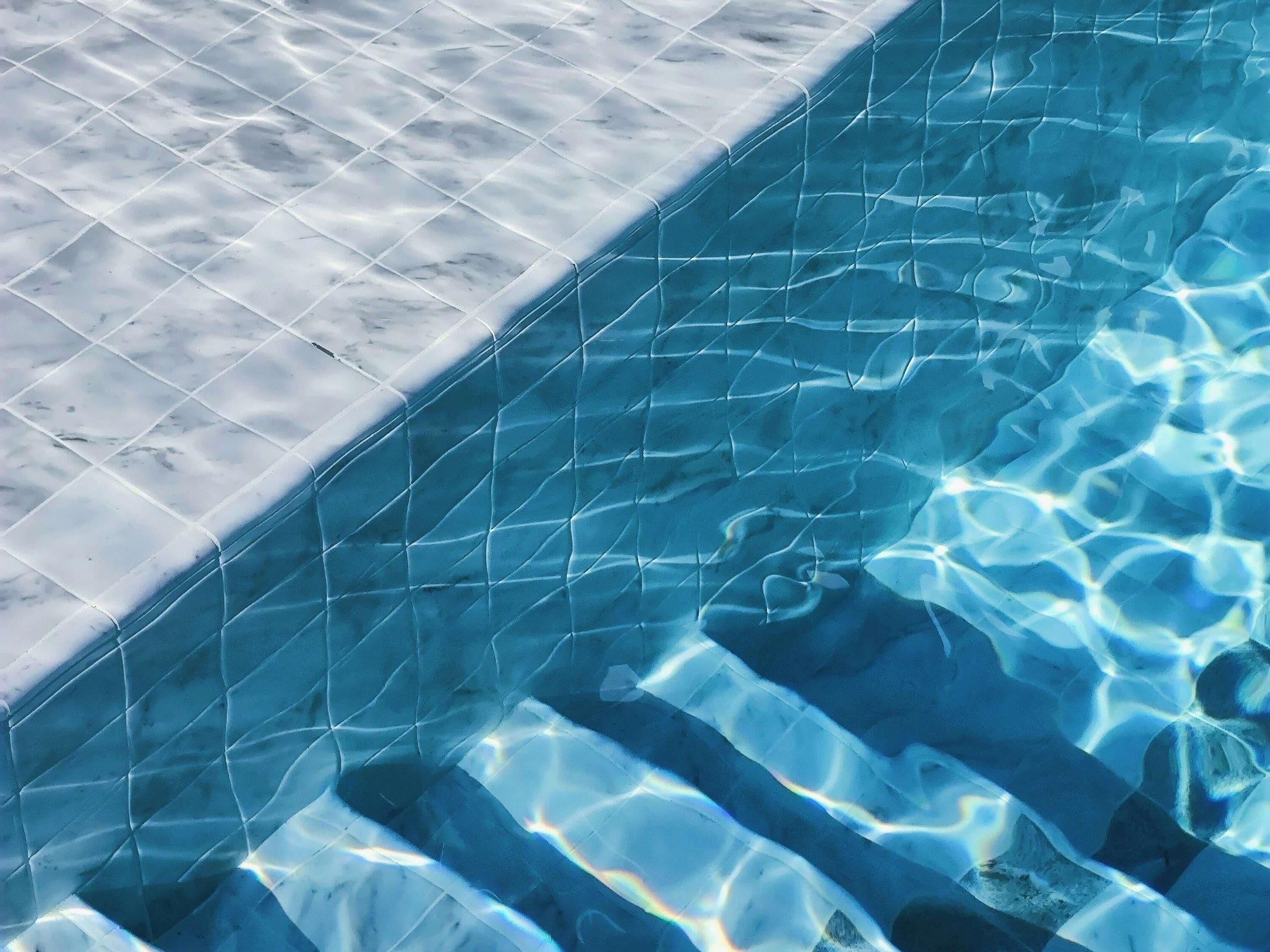 Piscina exterior, guarda-sóis, espreguiçadeiras 