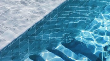 Piscina exterior, guarda-sóis, espreguiçadeiras