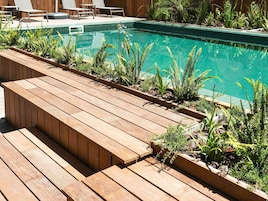 Piscina externa, guarda-sóis, espreguiçadeiras