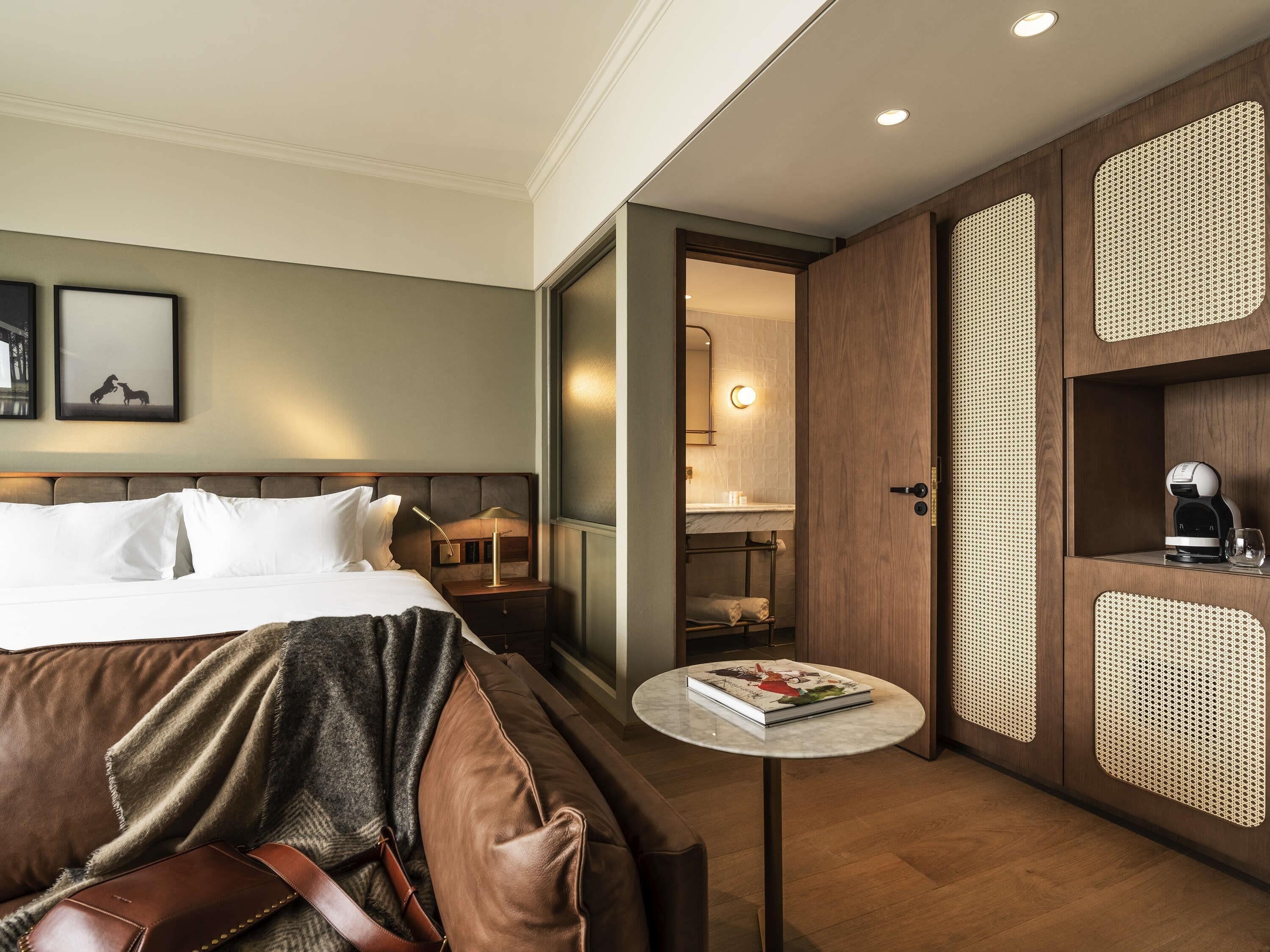 Suite Deluxe, 1 cama king-size, varanda, vista para o mar | Minibar, cofre no quarto, secretária, cortinas/cortinados opacos 