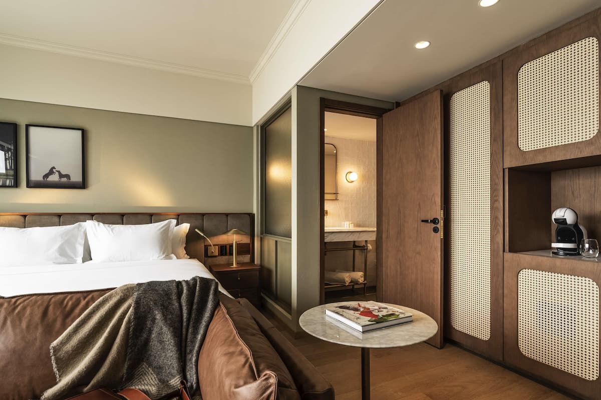 Suite Deluxe, 1 cama king-size, varanda, vista para o mar | Minibar, cofre no quarto, secretária, cortinas/cortinados opacos
