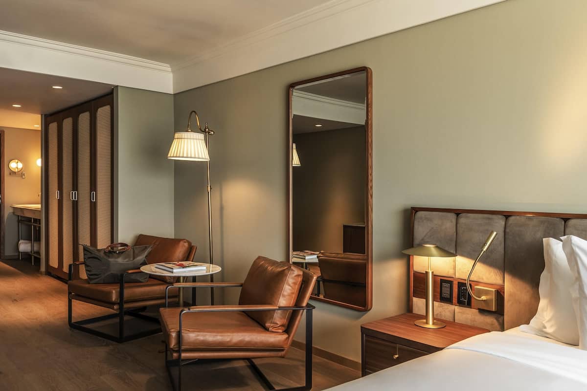 Quarto Executivo, 1 cama king-size, vista para o mar | Minibar, cofre no quarto, secretária, cortinas/cortinados opacos