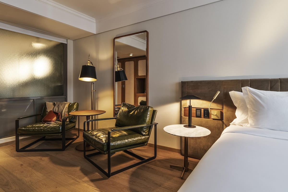 Minibar, cofre no quarto, secretária, cortinas/cortinados opacos