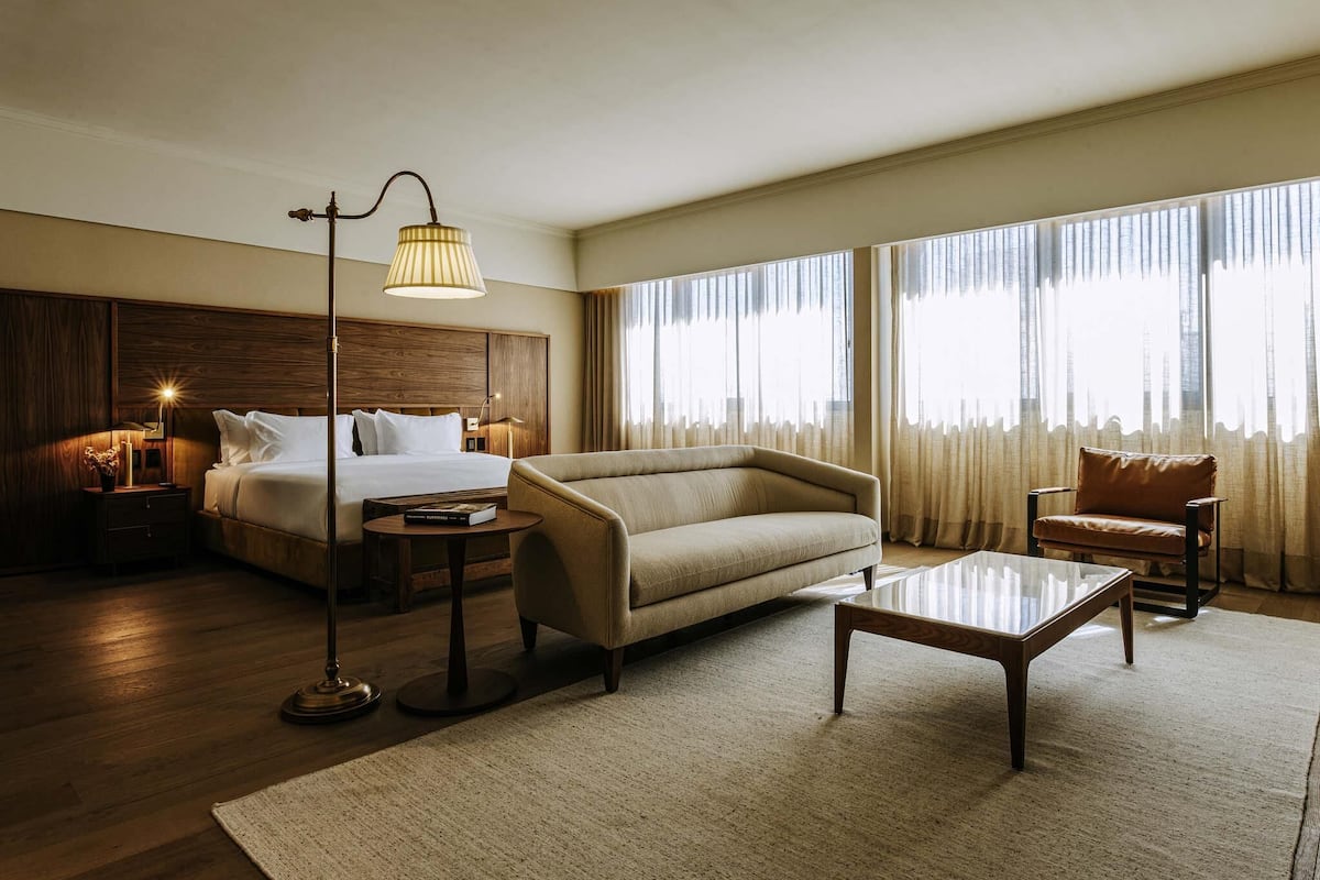 Suite Júnior, 1 cama king-size | Minibar, cofre no quarto, secretária, cortinas/cortinados opacos