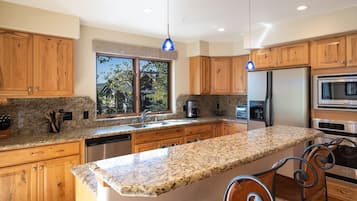 Condo, 2 quartos | Cozinha privada | Geladeira, fogão, cafeteira/chaleira, torradeira
