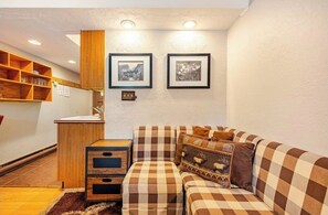 Estúdio, 1 cama queen-size, acesso à piscina, vista para a montanha | Interior