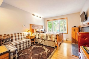 Estúdio, 1 cama queen-size, acesso à piscina, vista para a montanha | 1 quarto, com decoração personalizada, com mobília individualizada 