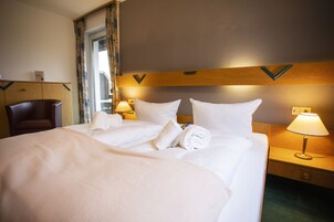 Quarto casal econômico, 1 cama Queen | Roupas de cama antialérgicas, berços grátis, Wi-Fi de cortesia