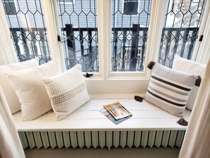 Quarto econômico, 1 cama King | Wi-Fi de cortesia, roupa de cama