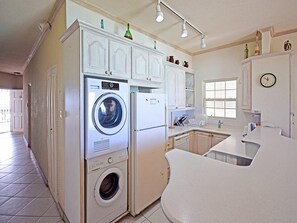 Apartamento em Condomínio Fechado, 2 quartos | Cozinha privada | Um forno