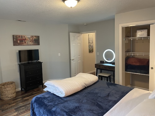Lake Oswego Apt With Private/separate Entrance & Lake Access! - Lake Oswego, OR