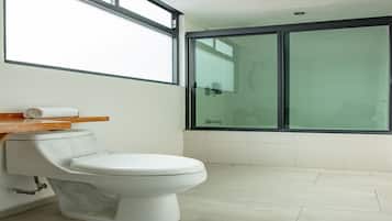 Quarto superior, 1 cama King | Banheiro | Chuveiro, produtos de toalete de grife, toalhas de banho, sabonete