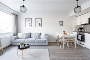 Apartamento Cidade | Sala de estar | Televisor LED de 32 polegadas com canais por cabo, televisor 