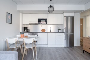 Apartamento urbano | Cozinha privada | Geladeira grande, micro-ondas, fogão, cooktop