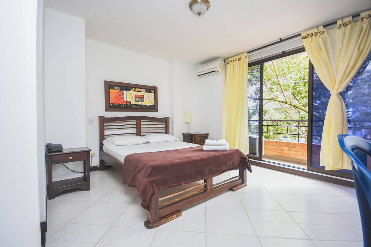 Quarto casal standard, 1 cama de casal, sacada | Escrivaninha, Wi-Fi de cortesia, roupa de cama