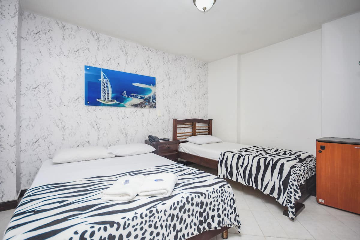 Quarto triplo standard | Escrivaninha, Wi-Fi de cortesia, roupa de cama