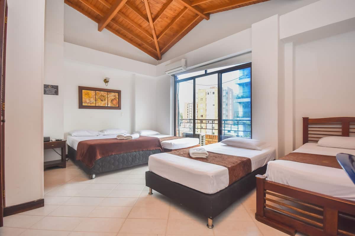Quarto família, sacada | Escrivaninha, Wi-Fi de cortesia, roupa de cama