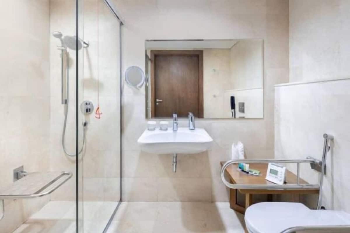 Casa de banho | Um polibã e uma banheira separados, uma banheira de imersão total