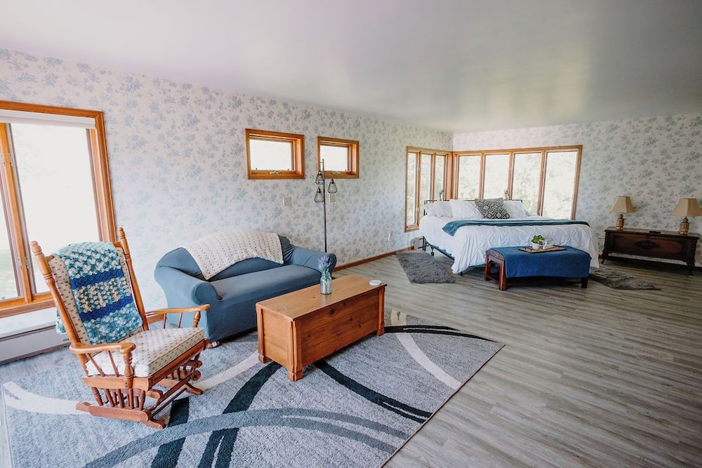 Scenic Rural Farmhouse That Can Sleep Up To 20 - Wisconsin