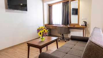 Quarto Deluxe | Sala de estar | Televisor LCD de 42 polegadas com canais via satélite, televisor