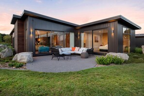 Toka Ridge Lake View Lux Villa 4bd2bth w/ HotTub - Hamurana | Bookabach