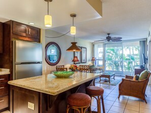 Condo, 1 cama King e sofá-cama, vista para a piscina (#H-214 - No Pets) | Cozinha privada | Geladeira, micro-ondas, cafeteira/chaleira, torradeira