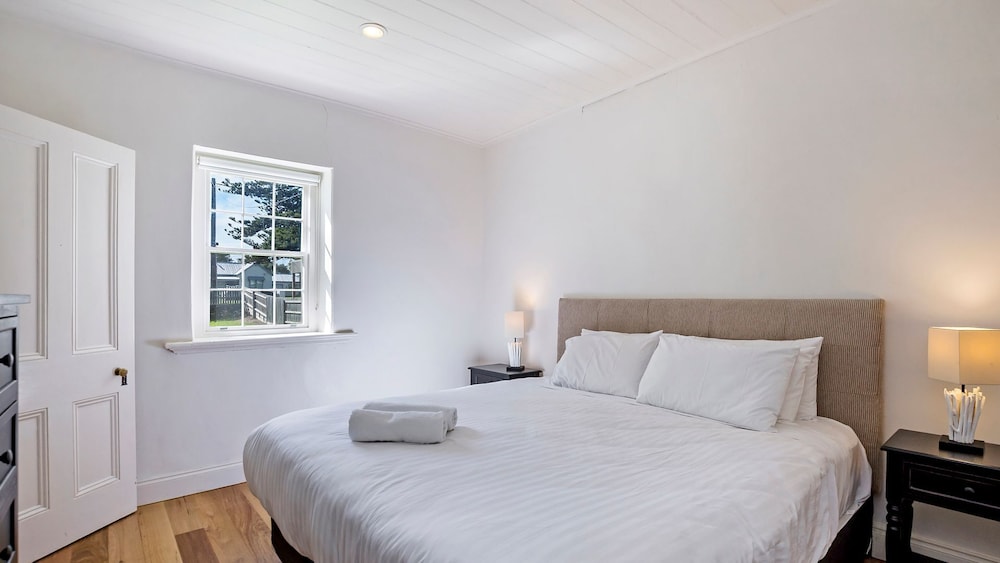 A Beautiful Combination Of Old And News In This 4 Bedroom Cottage - Port Fairy