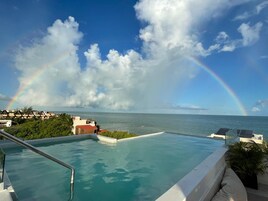 Piscina externa, funciona das 8h às 21h, espreguiçadeiras
