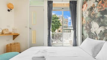 Quarto casal clássico, sacada | Individualmente decorados, espaço de trabalho para notebook