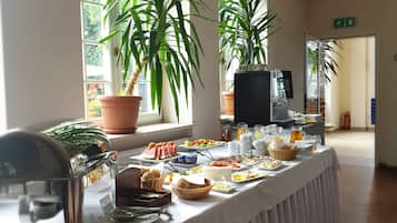 Café da manhã com buffet grátis todos os dias