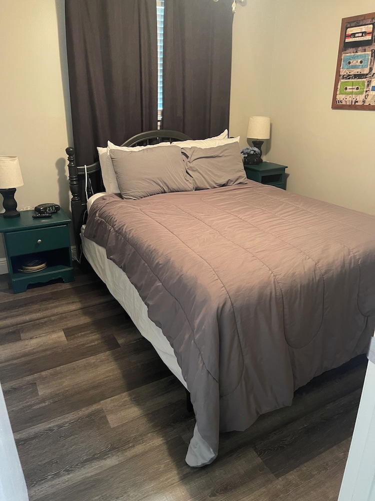 Entire House Located In A Neighborhood - Gulfport, MS