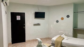 Suíte estúdio luxo, várias camas | Individualmente decorados, individualmente mobiliados, Wi-Fi de cortesia