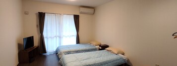 Quarto duplo básico, 2 camas de solteiro, para não fumantes, geladeira | Edredons de pluma, escrivaninha, cortinas blackout, Wi-Fi de cortesia