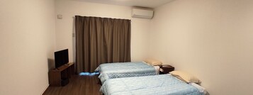 Quarto duplo básico, 2 camas de solteiro, para não fumantes, geladeira | Edredons de pluma, escrivaninha, cortinas blackout, Wi-Fi de cortesia