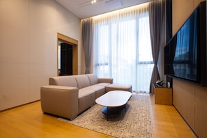 Suite (Double) | Sala de estar | TV de ecrã plano