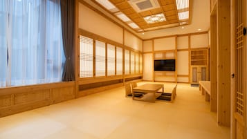 Suite Standard | Cofre no quarto, com decoração personalizada