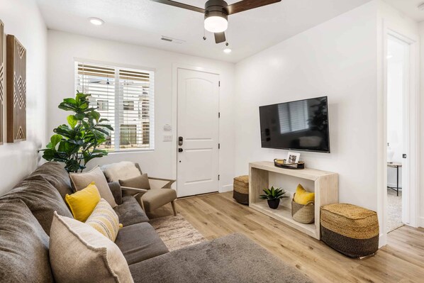 Apartamento em Condomínio Fechado, 3 quartos | Sala de estar | Smart TV, serviços de streaming