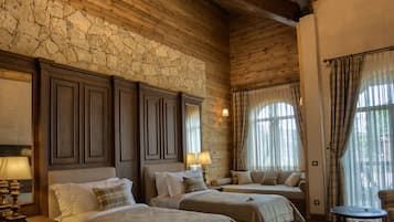 Quarto executivo | Frigobar, cofres nos quartos, escrivaninha, cortinas blackout