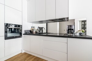 Apartamento Design | Cozinha privada | Um frigorífico/congelador grande, um forno, uma placa de cozinha 