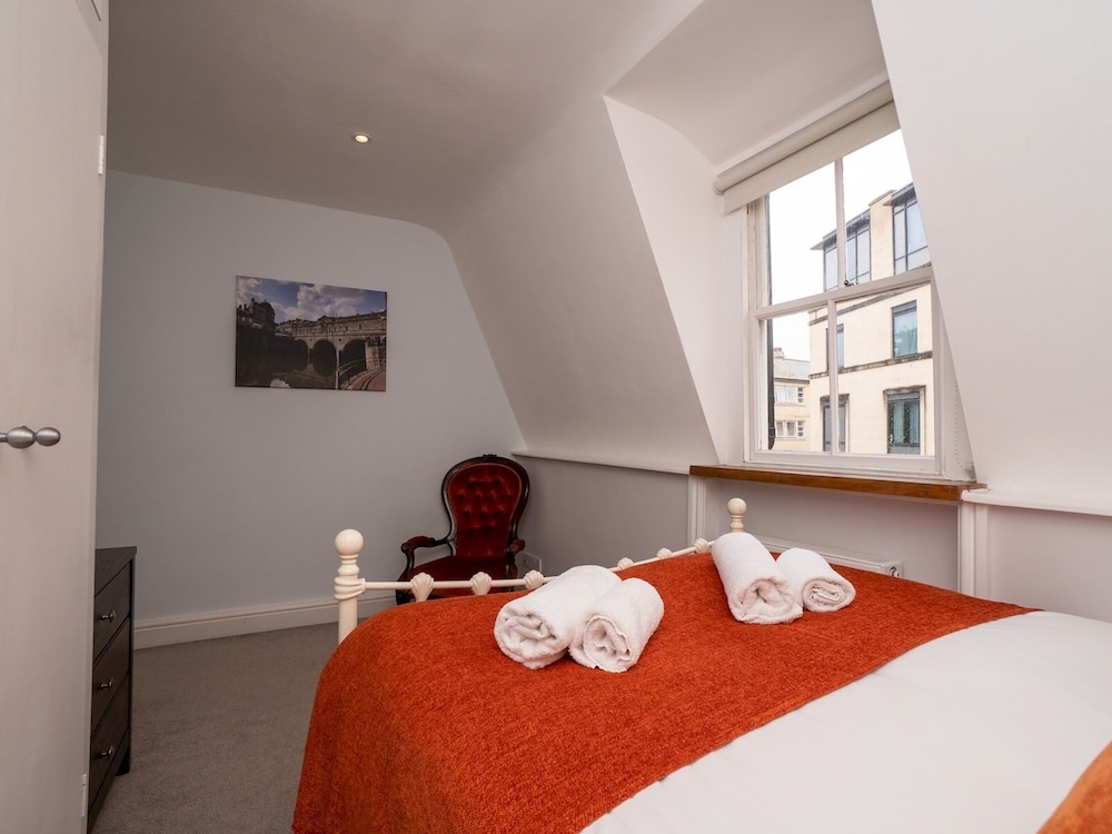 Pass The Keys | Centrally Located 3 Bed Townhouse With Garden - Bath